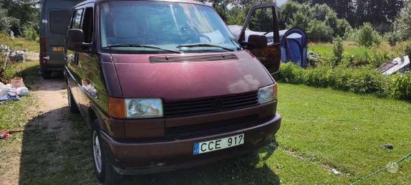 Sarkans Volkswagen Multivan 1993 Visaginas, ar dzinēja tilpumu 2.40 L un nobraukumu 431 tūkst. km par 2700 €, foto 1 vietnē AUTOMOTO.COM.LV