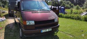 Sarkans Volkswagen Multivan 1993 Visaginas, ar dzinēja tilpumu 2.40 L un nobraukumu 431 tūkst. km par 2700 €, foto  vietnē AUTOMOTO.COM.LV