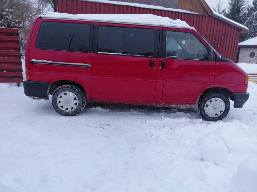 Red Volkswagen Multivan 1994 in Siauliai, with an engine capacity of 2.40 L and mileage of 48556 thousand km for 1600 €, photo 6 on AUTOMOTO.COM.LV