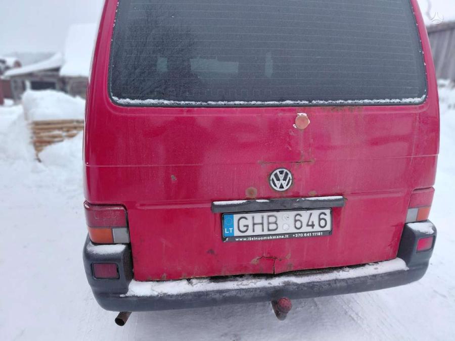 Red Volkswagen Multivan 1994 in Siauliai, with an engine capacity of 2.40 L and mileage of 48556 thousand km for 1600 €, photo 7 on AUTOMOTO.COM.LV