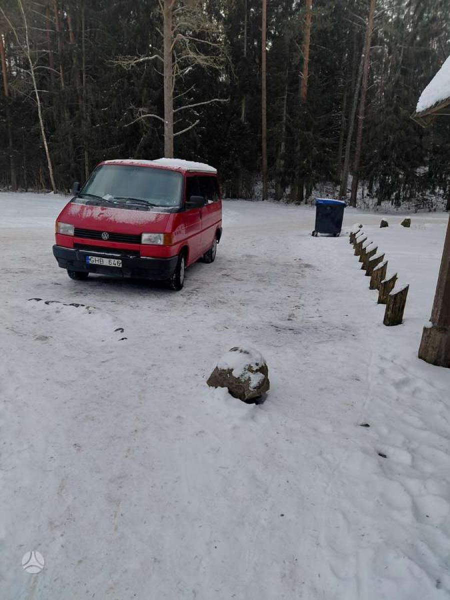 Red Volkswagen Multivan 1994 in Siauliai, with an engine capacity of 2.40 L and mileage of 48556 thousand km for 1600 €, photo 9 on AUTOMOTO.COM.LV