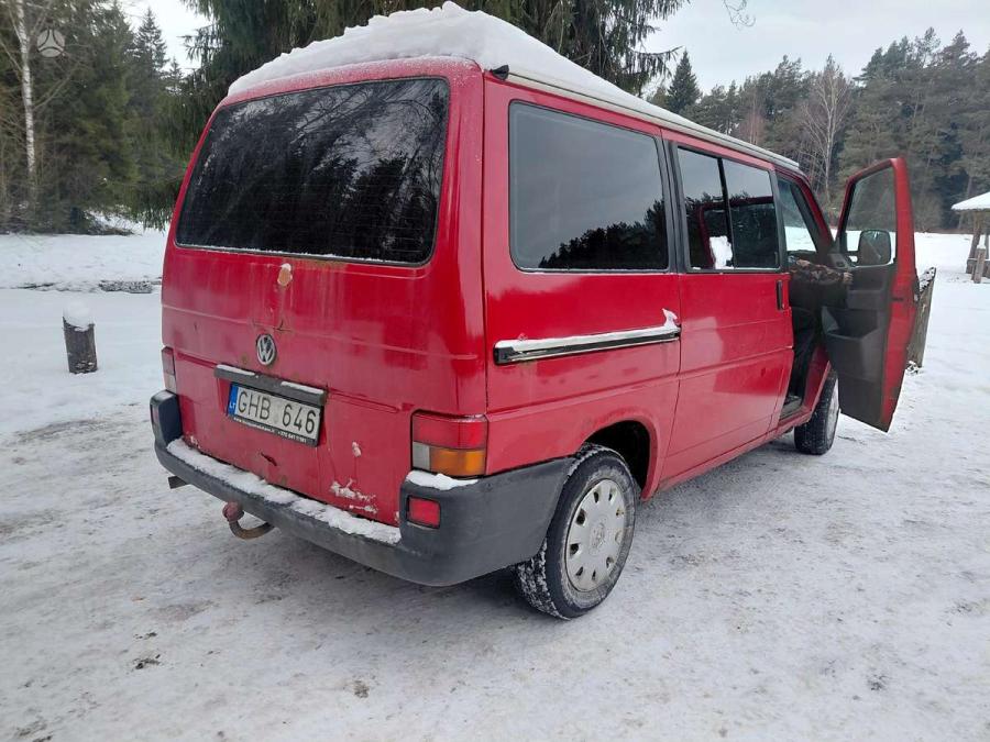 Red Volkswagen Multivan 1994 in Siauliai, with an engine capacity of 2.40 L and mileage of 48556 thousand km for 1600 €, photo 10 on AUTOMOTO.COM.LV