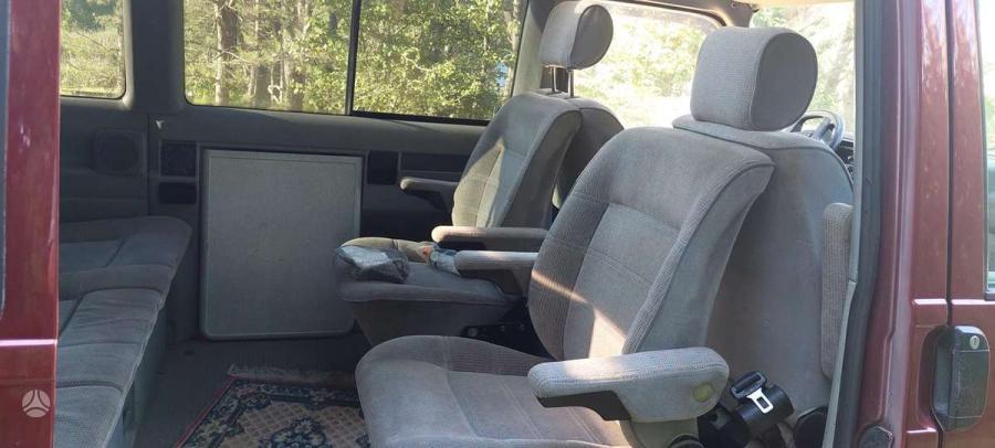 Sarkans Volkswagen Multivan 1994 Trakai, ar dzinēja tilpumu 2.40 L un nobraukumu 360 tūkst. km par 3500 €, foto 14 vietnē AUTOMOTO.COM.LV
