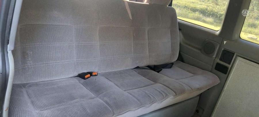 Sarkans Volkswagen Multivan 1994 Trakai, ar dzinēja tilpumu 2.40 L un nobraukumu 360 tūkst. km par 3500 €, foto 20 vietnē AUTOMOTO.COM.LV