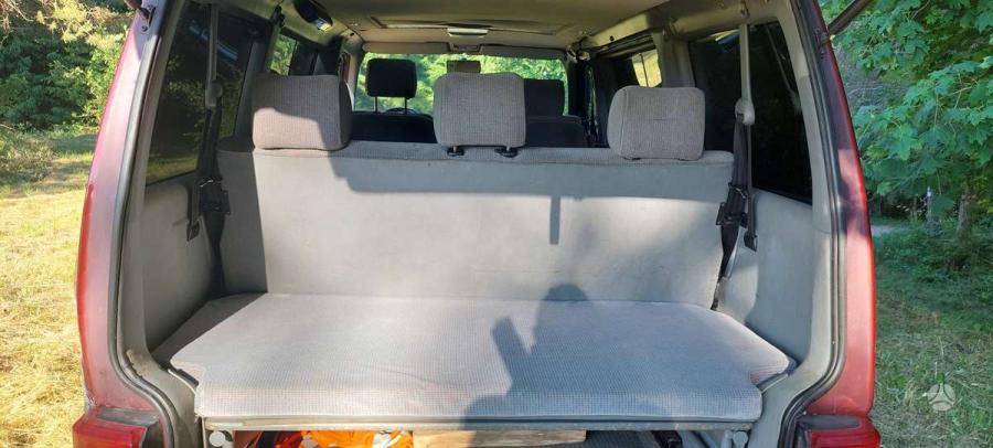 Sarkans Volkswagen Multivan 1994 Trakai, ar dzinēja tilpumu 2.40 L un nobraukumu 360 tūkst. km par 3500 €, foto 21 vietnē AUTOMOTO.COM.LV