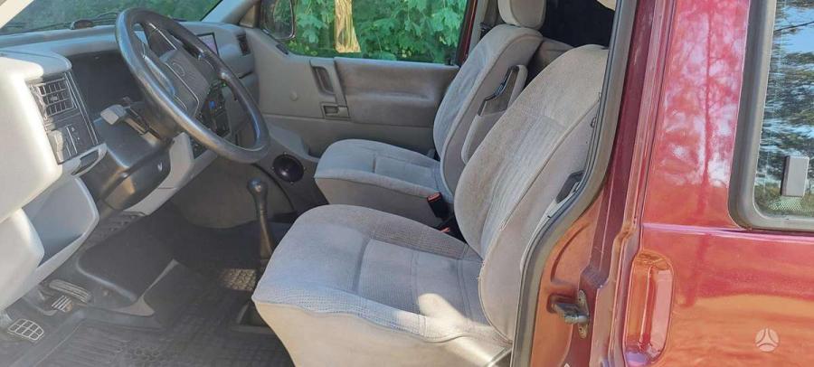 Sarkans Volkswagen Multivan 1994 Trakai, ar dzinēja tilpumu 2.40 L un nobraukumu 360 tūkst. km par 3500 €, foto 22 vietnē AUTOMOTO.COM.LV