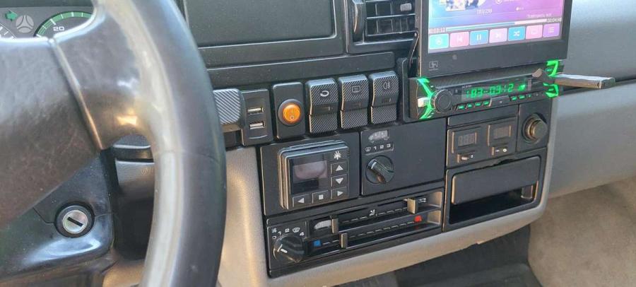 Sarkans Volkswagen Multivan 1994 Trakai, ar dzinēja tilpumu 2.40 L un nobraukumu 360 tūkst. km par 3500 €, foto 24 vietnē AUTOMOTO.COM.LV