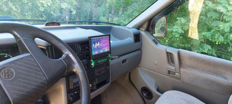 Sarkans Volkswagen Multivan 1994 Trakai, ar dzinēja tilpumu 2.40 L un nobraukumu 360 tūkst. km par 3500 €, foto 25 vietnē AUTOMOTO.COM.LV