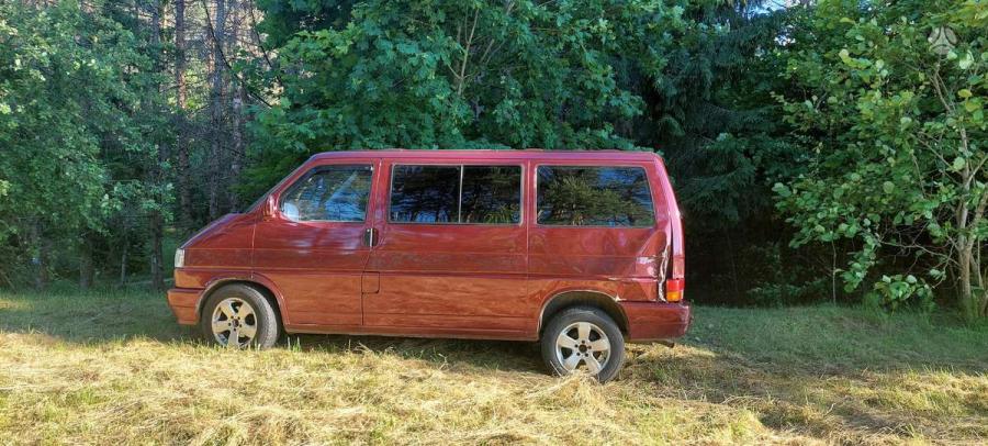 Sarkans Volkswagen Multivan 1994 Trakai, ar dzinēja tilpumu 2.40 L un nobraukumu 360 tūkst. km par 3500 €, foto 28 vietnē AUTOMOTO.COM.LV