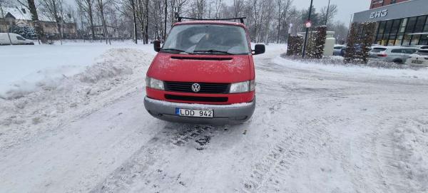 Red Volkswagen Multivan 1996 in Vilnius, with an engine capacity of 2.37 L and mileage of 388 thousand km for 2300 €, photo 2 on AUTOMOTO.COM.LV