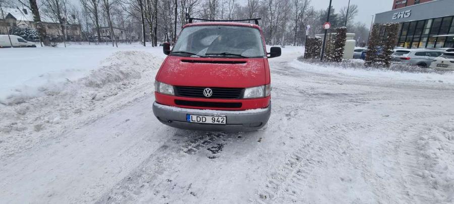 Red Volkswagen Multivan 1996 in Vilnius, with an engine capacity of 2.37 L and mileage of 388 thousand km for 2300 €, photo 2 on AUTOMOTO.COM.LV