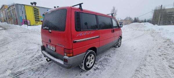 Red Volkswagen Multivan 1996 in Vilnius, with an engine capacity of 2.37 L and mileage of 388 thousand km for 2300 €, photo 5 on AUTOMOTO.COM.LV