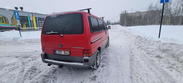 Red Volkswagen Multivan 1996 in Vilnius, with an engine capacity of 2.37 L and mileage of 388 thousand km for 2300 €, photo 6 on AUTOMOTO.COM.LV