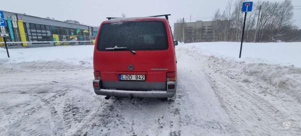 Red Volkswagen Multivan 1996 in Vilnius, with an engine capacity of 2.37 L and mileage of 388 thousand km for 2300 €, photo 7 on AUTOMOTO.COM.LV