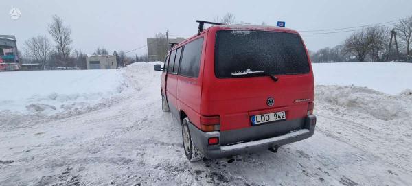 Red Volkswagen Multivan 1996 in Vilnius, with an engine capacity of 2.37 L and mileage of 388 thousand km for 2300 €, photo 8 on AUTOMOTO.COM.LV