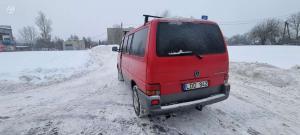 Red Volkswagen Multivan 1996 in Vilnius, with an engine capacity of 2.37 L and mileage of 388 thousand km for 2300 €, photo 8 on AUTOMOTO.COM.LV