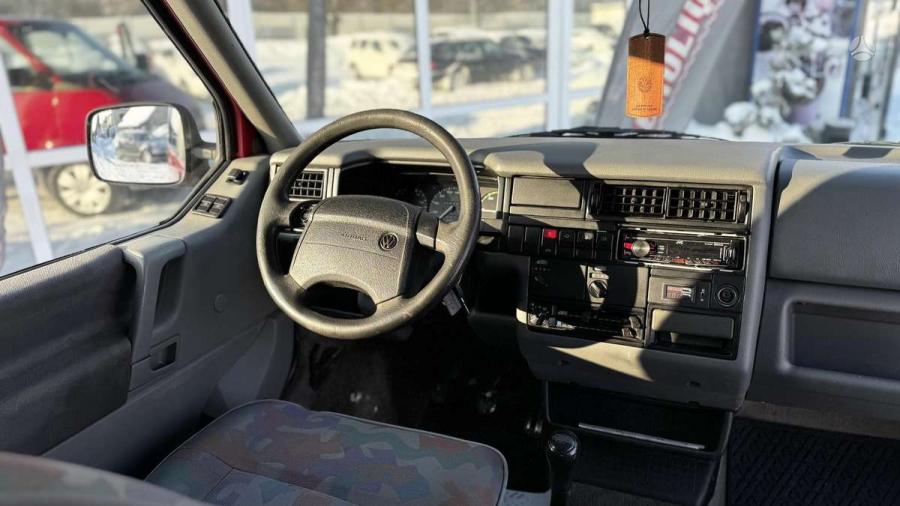 Sarkans Volkswagen Multivan 1996 Radviliškis, ar dzinēja tilpumu 2.40 L un nobraukumu 358 tūkst. km par 3650 €, foto 14 vietnē AUTOMOTO.COM.LV
