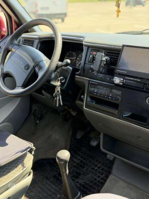 Sarkans Volkswagen Multivan 1996 Šauļi, ar dzinēja tilpumu 2.50 L un nobraukumu 220 tūkst. km par 2700 €, foto 10 vietnē AUTOMOTO.COM.LV