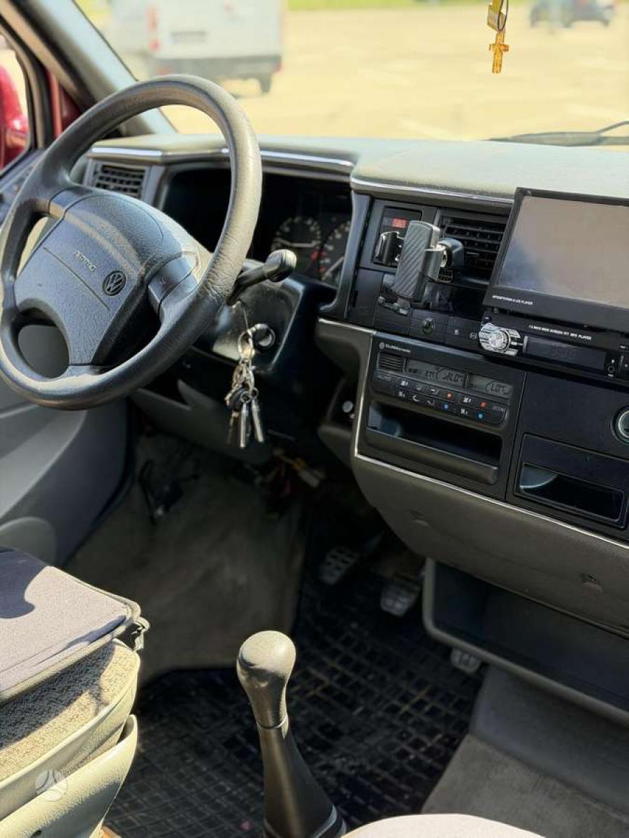 Sarkans Volkswagen Multivan 1996 Šauļi, ar dzinēja tilpumu 2.50 L un nobraukumu 220 tūkst. km par 2700 €, foto 10 vietnē AUTOMOTO.COM.LV