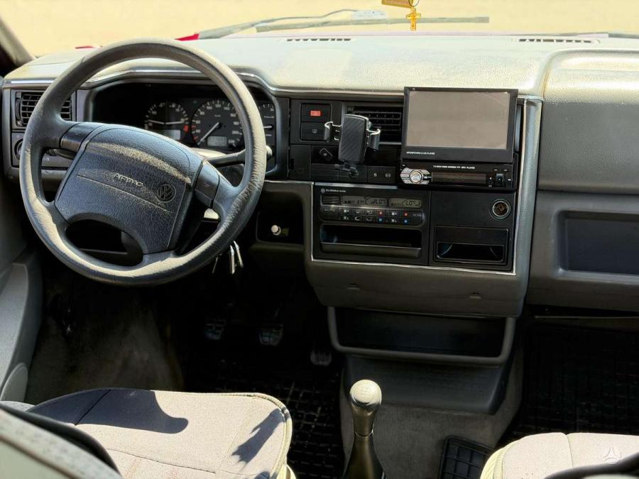 Sarkans Volkswagen Multivan 1996 Šauļi, ar dzinēja tilpumu 2.50 L un nobraukumu 220 tūkst. km par 2700 €, foto 11 vietnē AUTOMOTO.COM.LV