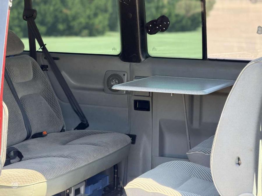 Sarkans Volkswagen Multivan 1996 Šauļi, ar dzinēja tilpumu 2.50 L un nobraukumu 220 tūkst. km par 2700 €, foto 13 vietnē AUTOMOTO.COM.LV