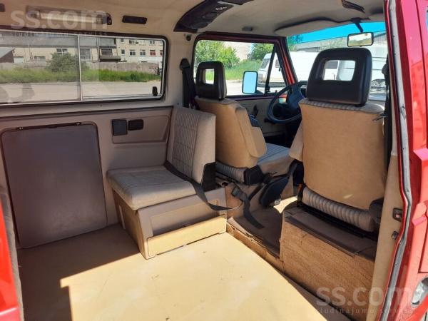 Sarkans Volkswagen Multivan 1988 Talsi, ar dzinēja tilpumu 1.60 L un nobraukumu 194 tūkst. km par 10800 €, foto 10 vietnē AUTOMOTO.COM.LV