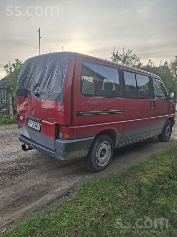 Sarkans Volkswagen Multivan 1993 Jelgava, ar dzinēja tilpumu 2.40 L un nobraukumu 338 tūkst. km par 1350 €, foto 5 vietnē AUTOMOTO.COM.LV