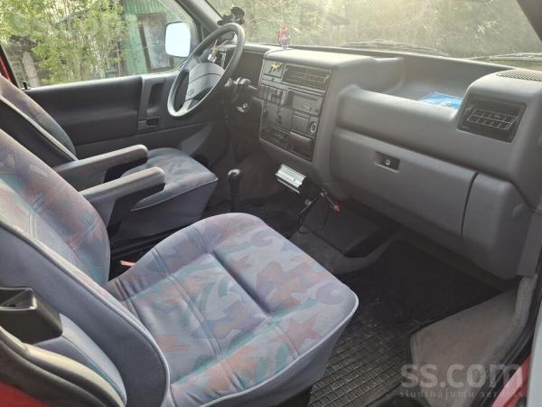 Sarkans Volkswagen Multivan 1993 Jelgava, ar dzinēja tilpumu 2.40 L un nobraukumu 338 tūkst. km par 1350 €, foto 6 vietnē AUTOMOTO.COM.LV
