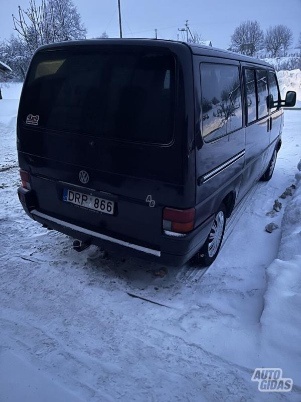 Sarkans Volkswagen Multivan 1994 Vievis, ar dzinēja tilpumu 2.40 L un nobraukumu 330 tūkst. km par 4250 €, foto 1 vietnē AUTOMOTO.COM.LV
