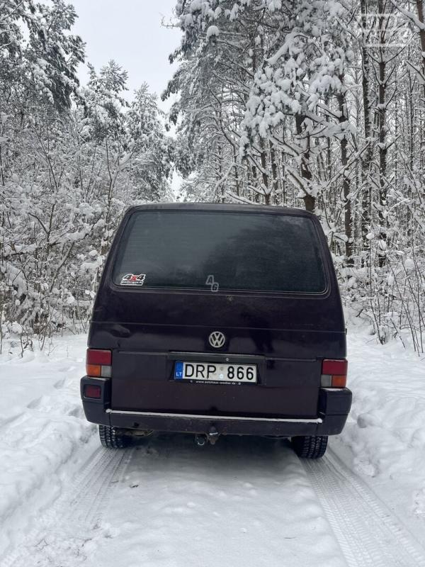 Sarkans Volkswagen Multivan 1994 Vievis, ar dzinēja tilpumu 2.40 L un nobraukumu 330 tūkst. km par 4250 €, foto 4 vietnē AUTOMOTO.COM.LV