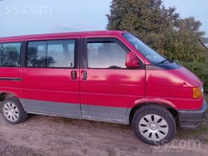 Sarkans Volkswagen Multivan 1994 Daugavpils, ar dzinēja tilpumu 1.90 L un nobraukumu 650 tūkst. km par 2800 €, foto  vietnē AUTOMOTO.COM.LV