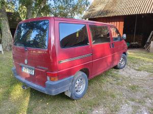 Sarkans Volkswagen Multivan 1995 Tartu, ar dzinēja tilpumu 2.40 L un nobraukumu 398 tūkst. km par 7000 €, foto 6 vietnē AUTOMOTO.COM.LV