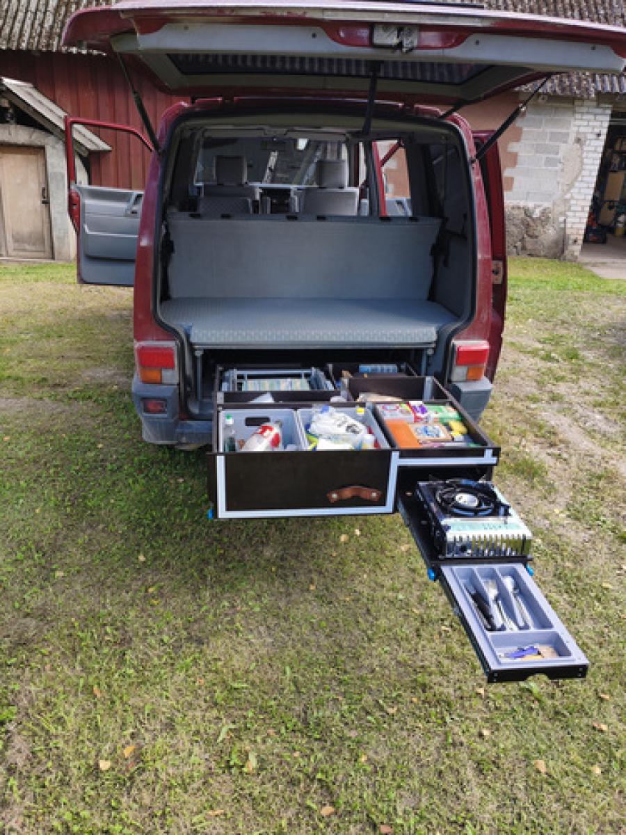 Sarkans Volkswagen Multivan 1995 Tartu, ar dzinēja tilpumu 2.40 L un nobraukumu 398 tūkst. km par 7000 €, foto 16 vietnē AUTOMOTO.COM.LV