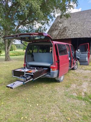 Sarkans Volkswagen Multivan 1995 Tartu, ar dzinēja tilpumu 2.40 L un nobraukumu 398 tūkst. km par 7000 €, foto 30 vietnē AUTOMOTO.COM.LV