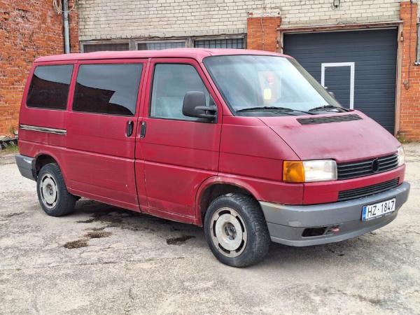 Red Volkswagen Multivan 1995 in Ventspils, with an engine capacity of 2.40 L and mileage of 557 thousand km for 1250 €, photo 3 on AUTOMOTO.COM.LV