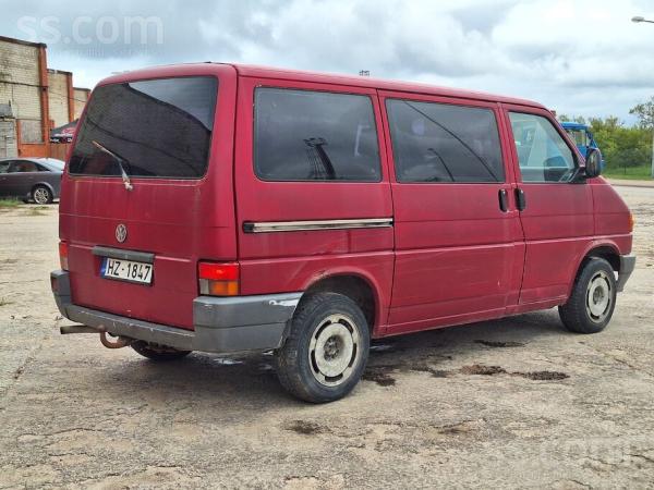 Red Volkswagen Multivan 1995 in Ventspils, with an engine capacity of 2.40 L and mileage of 557 thousand km for 1250 €, photo 4 on AUTOMOTO.COM.LV