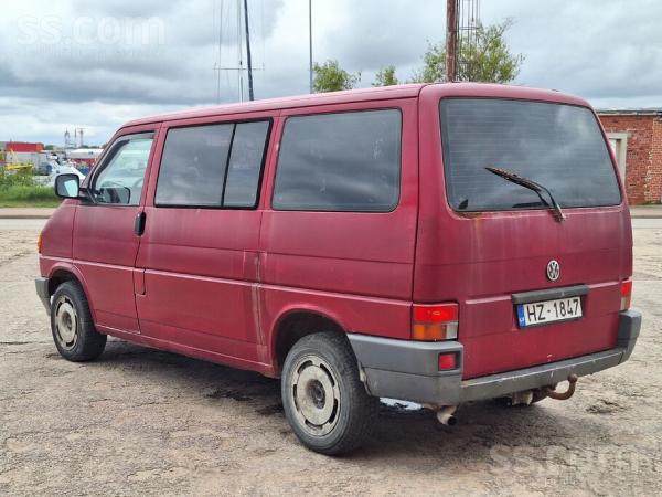Red Volkswagen Multivan 1995 in Ventspils, with an engine capacity of 2.40 L and mileage of 557 thousand km for 1250 €, photo 5 on AUTOMOTO.COM.LV