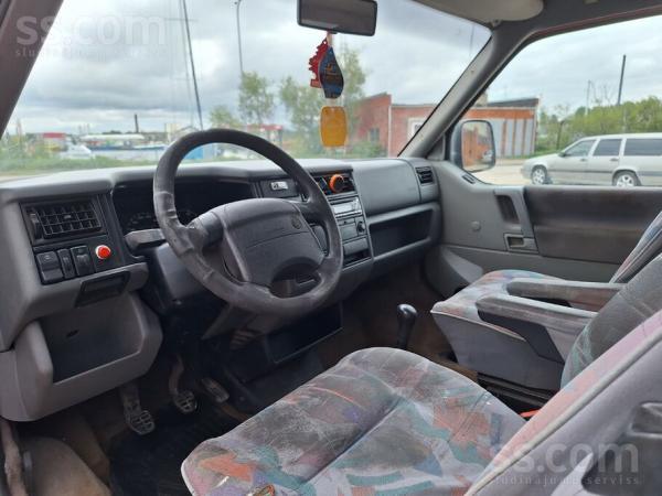 Red Volkswagen Multivan 1995 in Ventspils, with an engine capacity of 2.40 L and mileage of 557 thousand km for 1250 €, photo 6 on AUTOMOTO.COM.LV