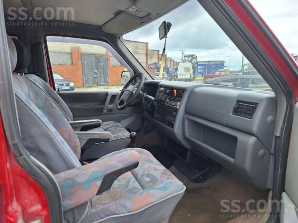 Red Volkswagen Multivan 1995 in Ventspils, with an engine capacity of 2.40 L and mileage of 557 thousand km for 1250 €, photo 7 on AUTOMOTO.COM.LV