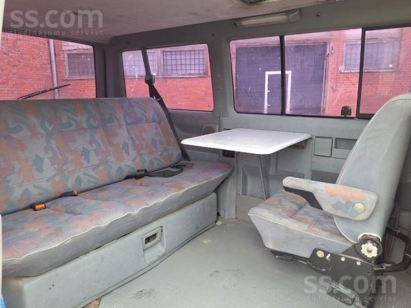 Red Volkswagen Multivan 1995 in Ventspils, with an engine capacity of 2.40 L and mileage of 557 thousand km for 1250 €, photo 8 on AUTOMOTO.COM.LV