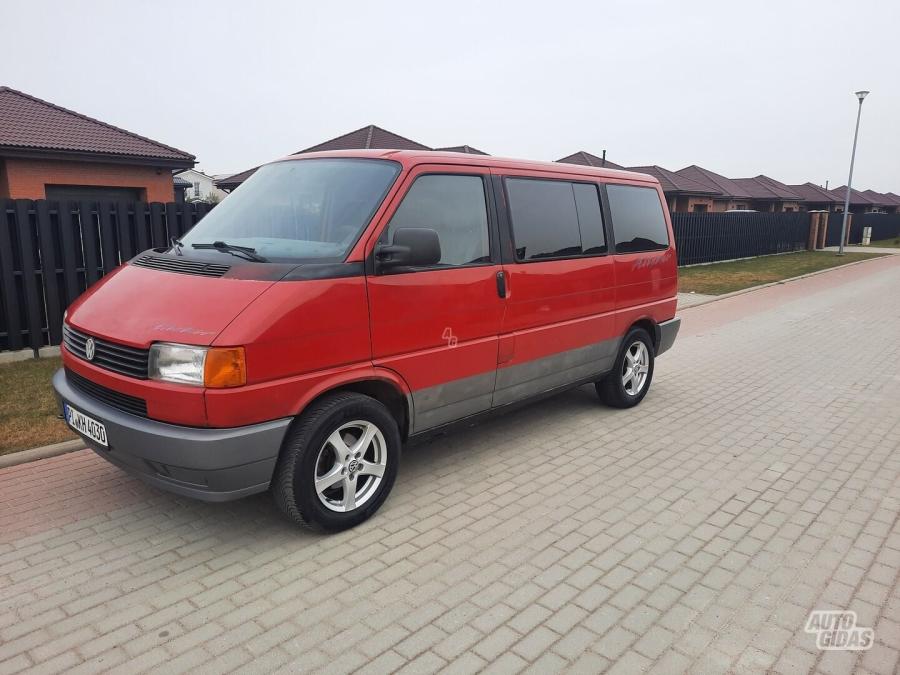 Red Volkswagen Multivan 1996 in Klaipeda, with an engine capacity of 2.40 L and mileage of 353 thousand km for 3590 €, photo 9 on AUTOMOTO.COM.LV