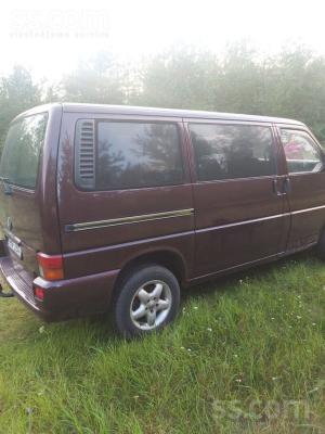 Sarkans Volkswagen Multivan 1996 Daugavpils, ar dzinēja tilpumu 2.50 L un nobraukumu 397 tūkst. km par 6000 €, foto  vietnē AUTOMOTO.COM.LV