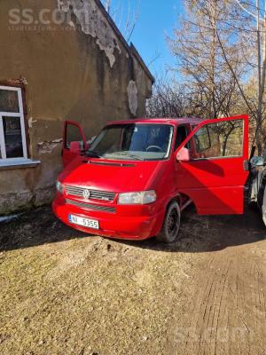 Sarkans Volkswagen Multivan 1997 Tukums, ar dzinēja tilpumu 2.50 L un nobraukumu 420 tūkst. km par 2600 €, foto  vietnē AUTOMOTO.COM.LV