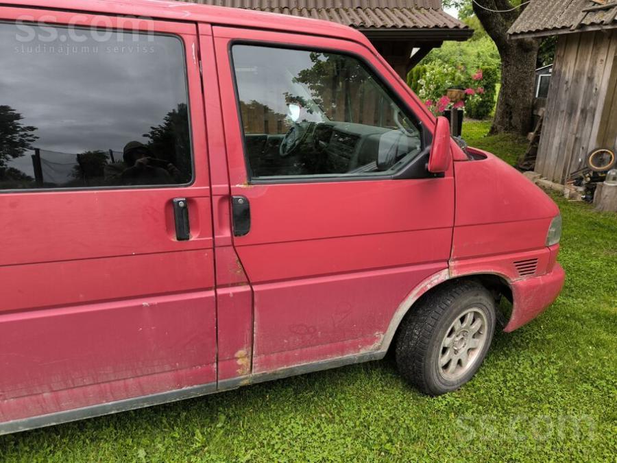 Красный Фольксваген Мультиван 1998 в Лимбажи, объемом двигателя 2.50 л и пробегом 350 тыс. км за 2000 €, фото 3 на AUTOMOTO.COM.LV