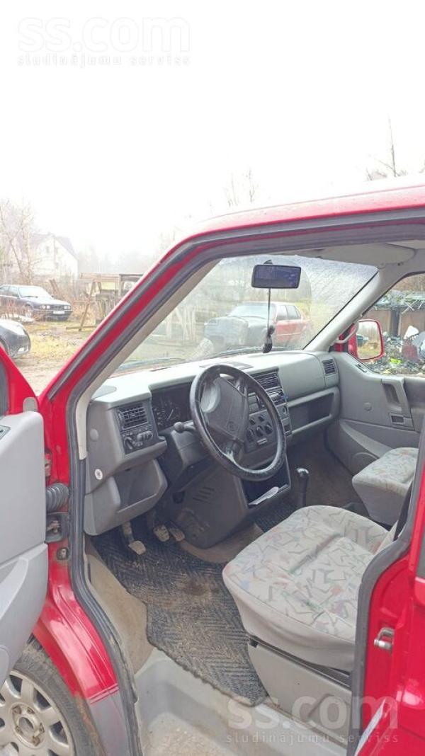 Red Volkswagen Multivan 1998 in Ogre, with an engine capacity of 2.50 L and mileage of 463 thousand km for 3000 €, photo 4 on AUTOMOTO.COM.LV