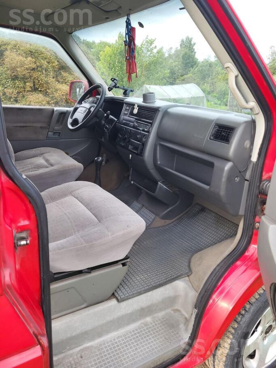 Sarkans Volkswagen Multivan 1998 Rīga, ar dzinēja tilpumu 2.50 L un nobraukumu 565 tūkst. km par 3700 €, foto 9 vietnē AUTOMOTO.COM.LV
