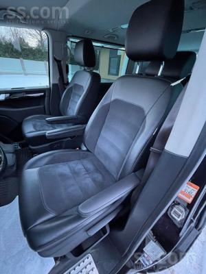 Red Volkswagen Multivan 2017 in Riga, with an engine capacity of 2.00 L and mileage of 95 thousand km for 34999 €, photo 17 on AUTOMOTO.COM.LV