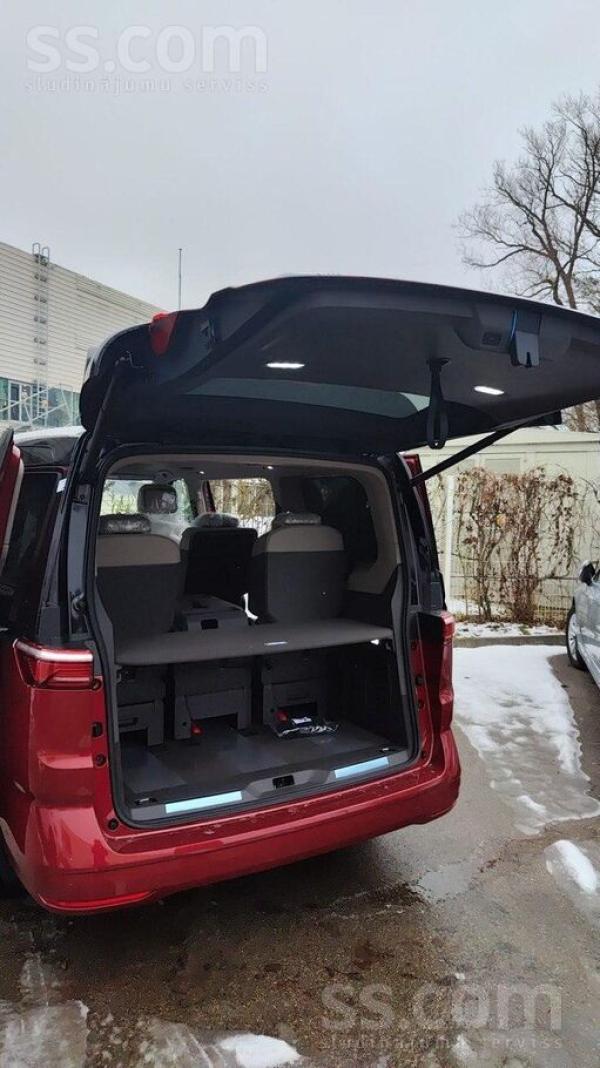 Sarkans Volkswagen Multivan 2024 Jūrmala, ar dzinēja tilpumu 2.00 L un nobraukumu 35 tūkst. km par 53500 €, foto 4 vietnē AUTOMOTO.COM.LV