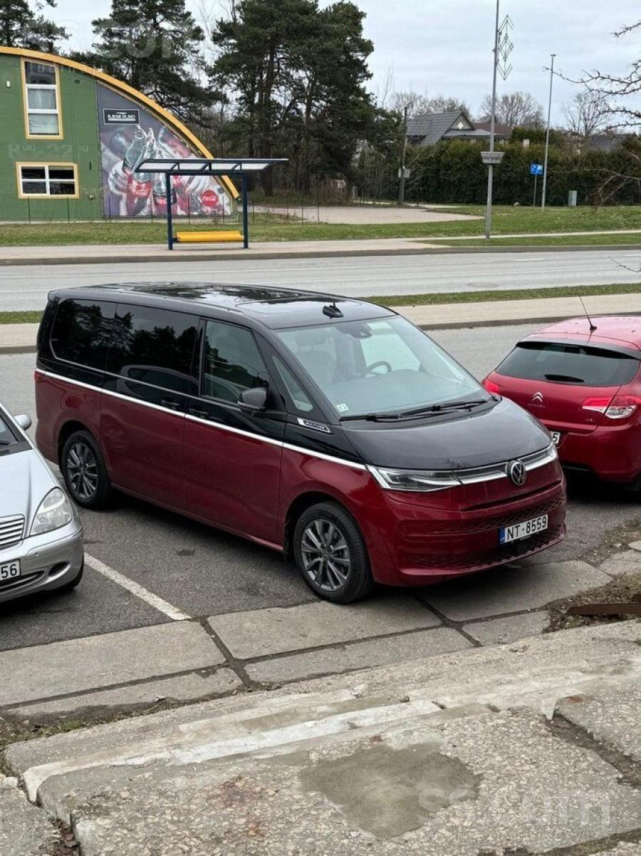 Sarkans Volkswagen Multivan 2024 Jūrmala, ar dzinēja tilpumu 2.00 L un nobraukumu 35 tūkst. km par 53500 €, foto 1 vietnē AUTOMOTO.COM.LV