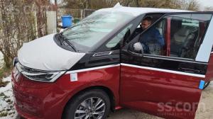 Sarkans Volkswagen Multivan 2024 Jūrmala, ar dzinēja tilpumu 2.00 L un nobraukumu 35 tūkst. km par 53500 €, foto 3 vietnē AUTOMOTO.COM.LV